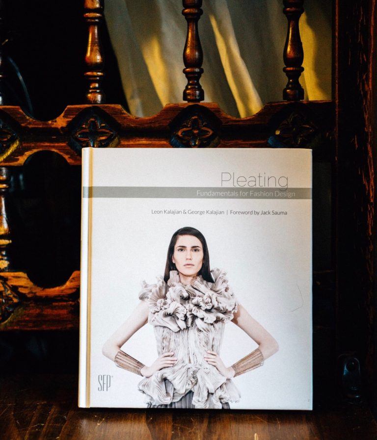 ハイファッションの細部を"折る"父と息子。繊維を読む指先、並べるうつくしいひだ。受け継がれた100年のプリーツを知る工房へ | HEAPS