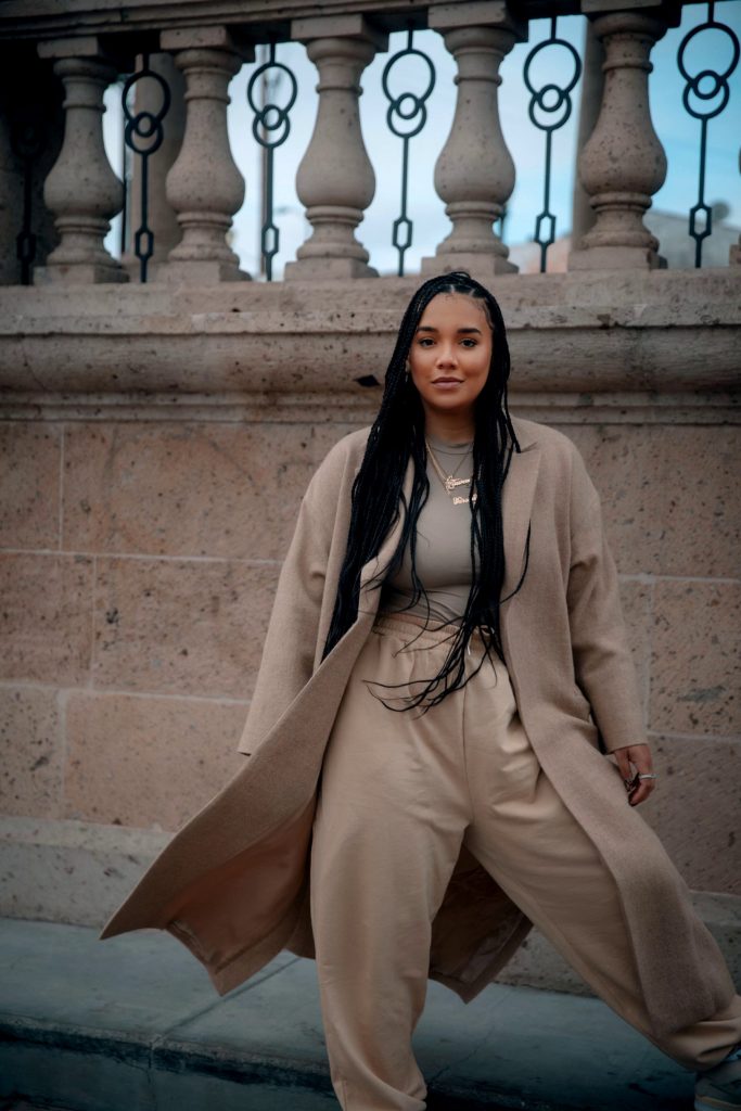 ツアー写真家、レイビーBが見つける"瞬間"。同じ文化を話す距離感、フェアな一線で捉えるヒップホップアーティストたちの姿 | HEAPS